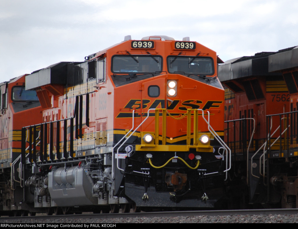 BNSF 6939 Roars by BNSF 7562 as she heads down the Hill toward Winslow, Az.